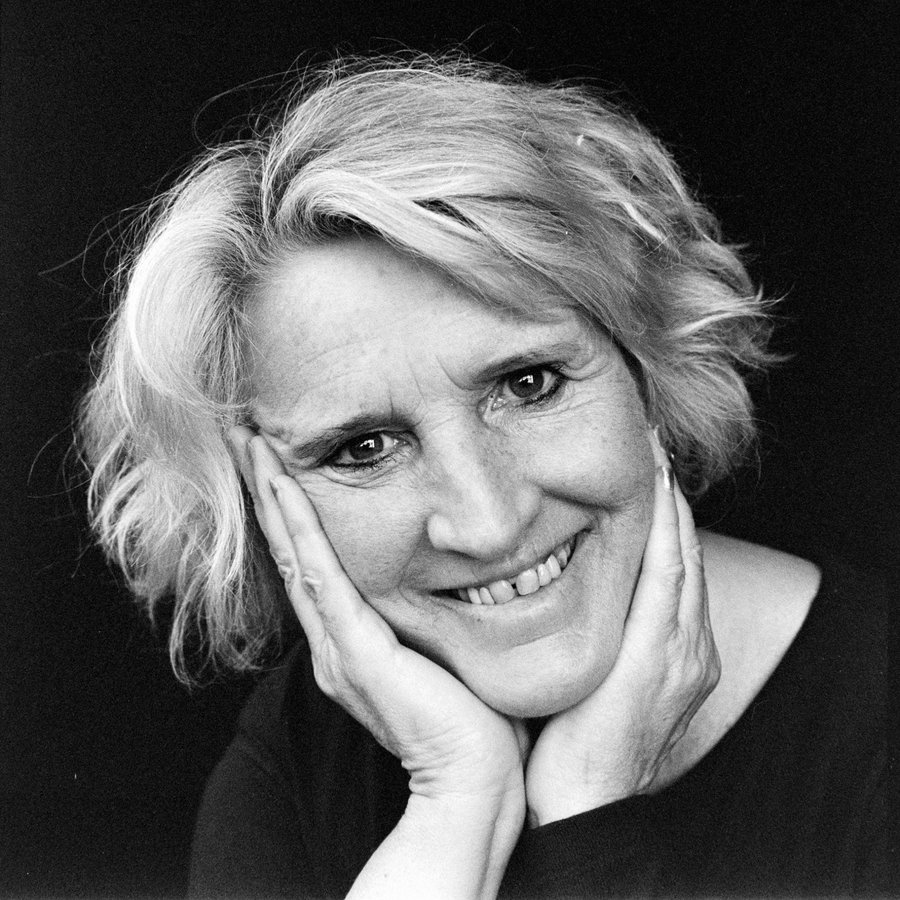 Ljóðin féllu eins og hvítar fjaðrir af himnum ofan